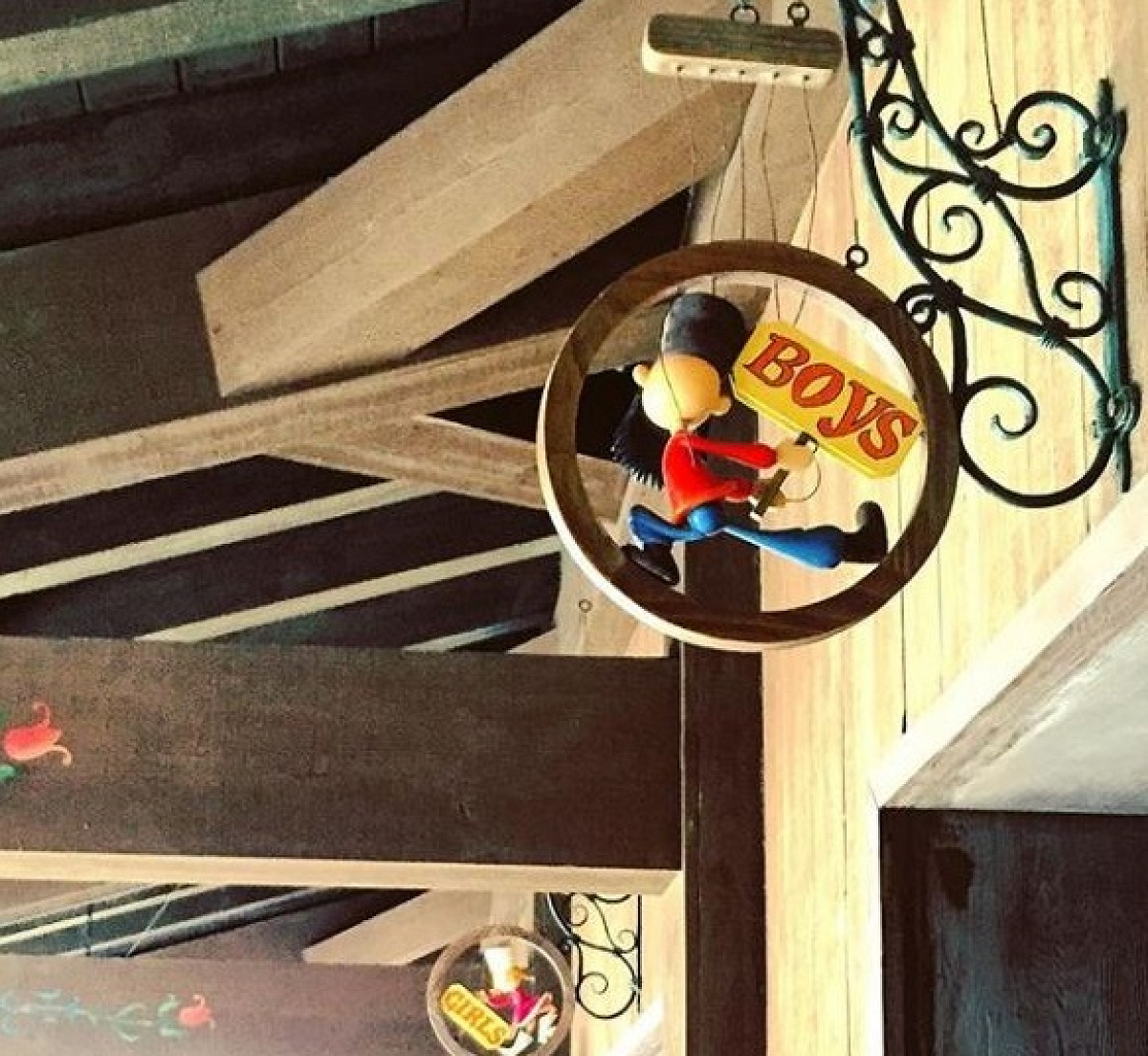 ピノキオ前のかわいいトイレ| キャステル | CASTEL ディズニー情報