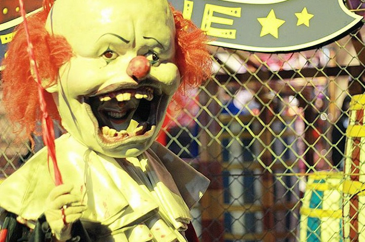 頭の大きな個性的なピエロゾンビも登場（2018年）／USJ| キャステル | CASTEL ディズニー情報