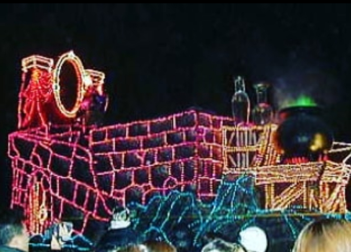 ウィックド・クイーンのフロート| キャステル | CASTEL ディズニー情報